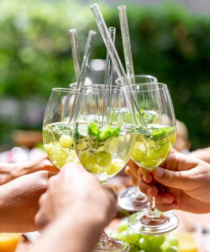 How to clean straws: 4 tips to keep a drinking straw free from germs ...