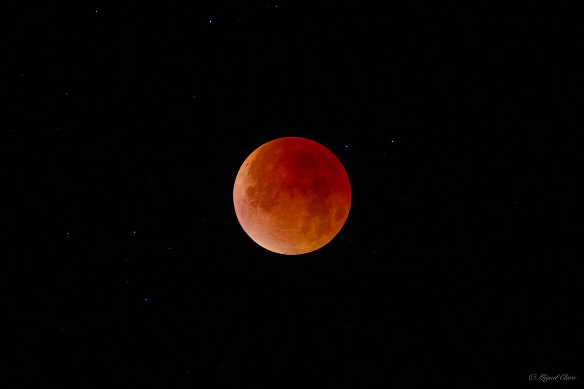 Rare 'Supermoon' Eclipse Glows Blood Red Above the Canary Islands ...