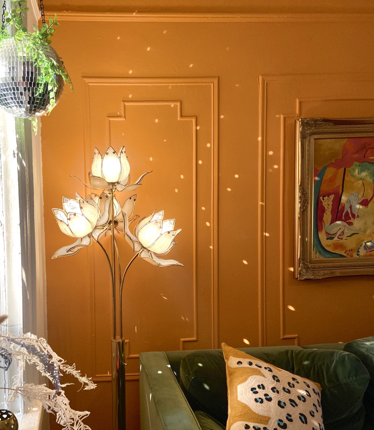 This interior decorator's color-soaked apartment will make you want to ...