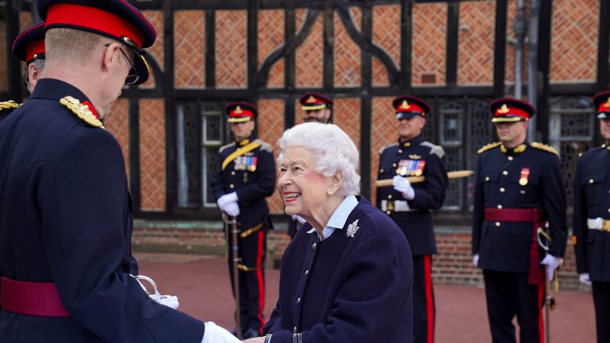 Royal fans can't believe how beautiful the Queen looks in new pics ...