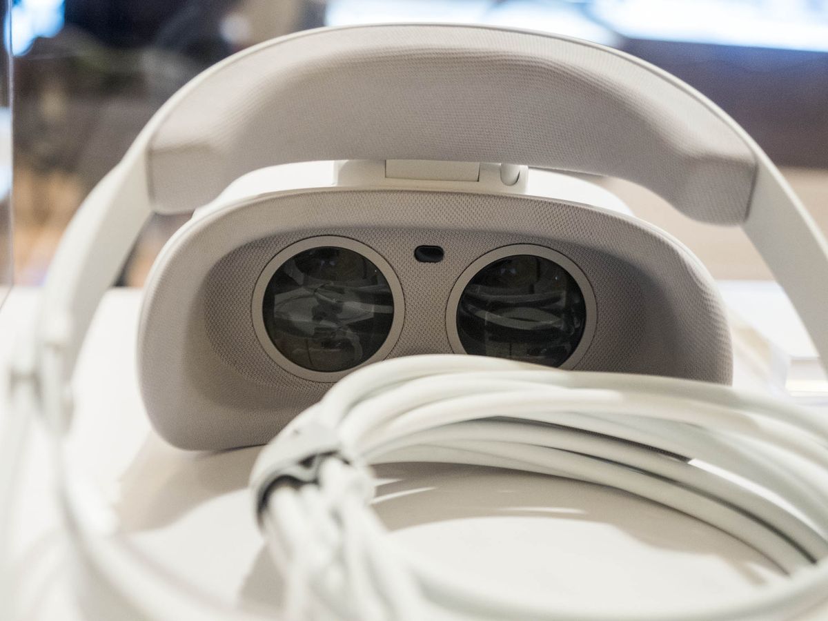 These are the first Windows Holographic VR headsets from HP, Dell, and ...