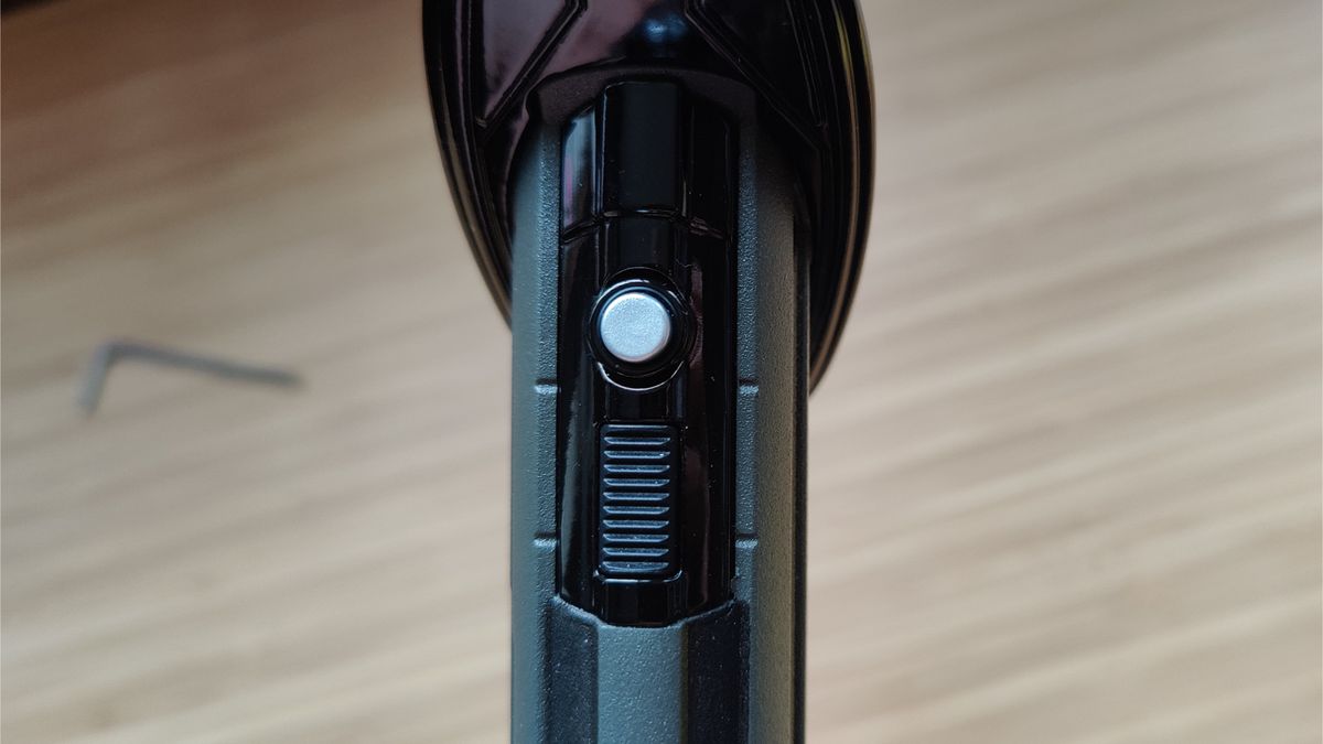 Mandalorian Darksaber Force FX Elite Lightsaber review | Space