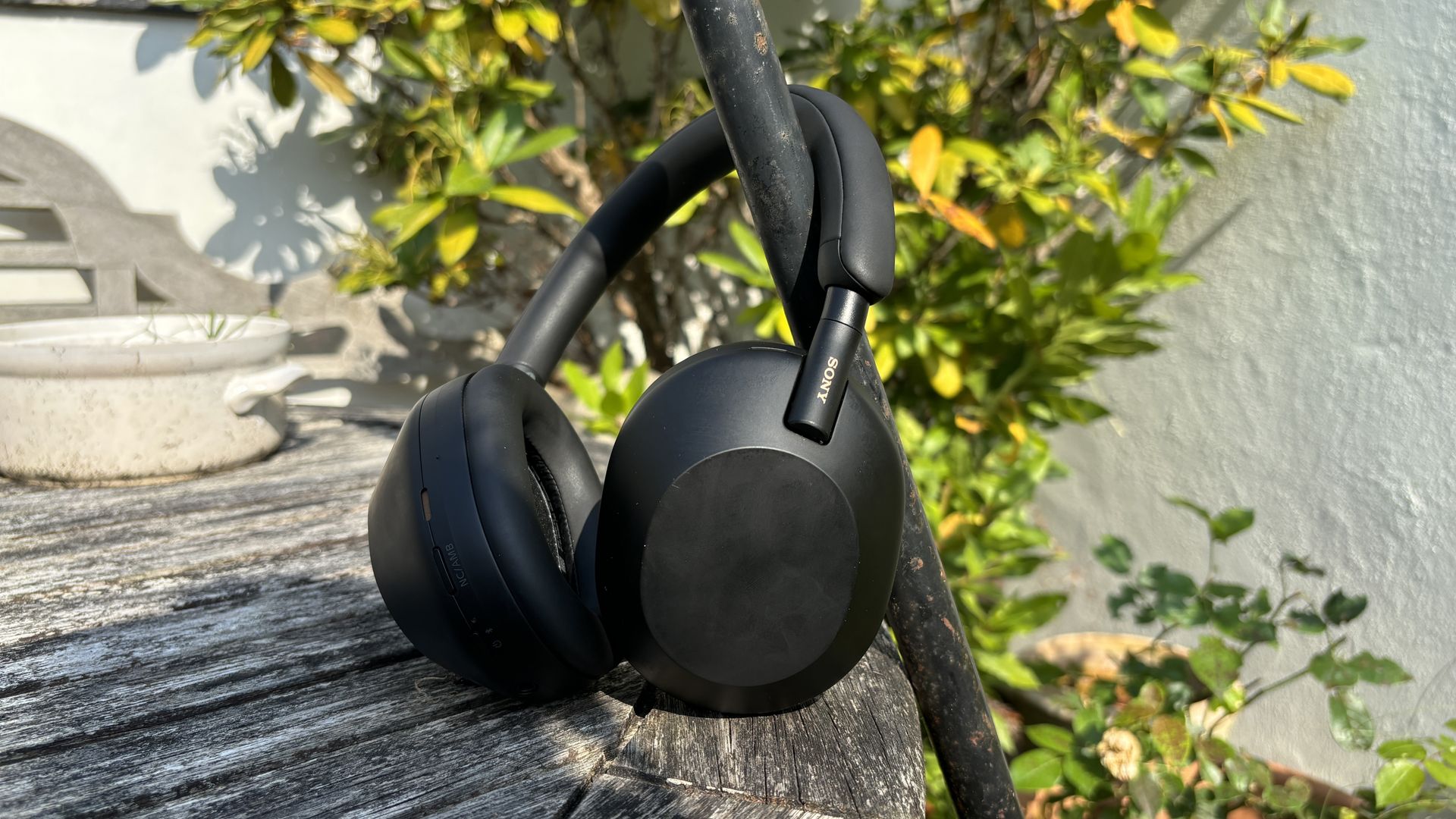 Best headphones with a mic 2025: top options for music and calls tested ...