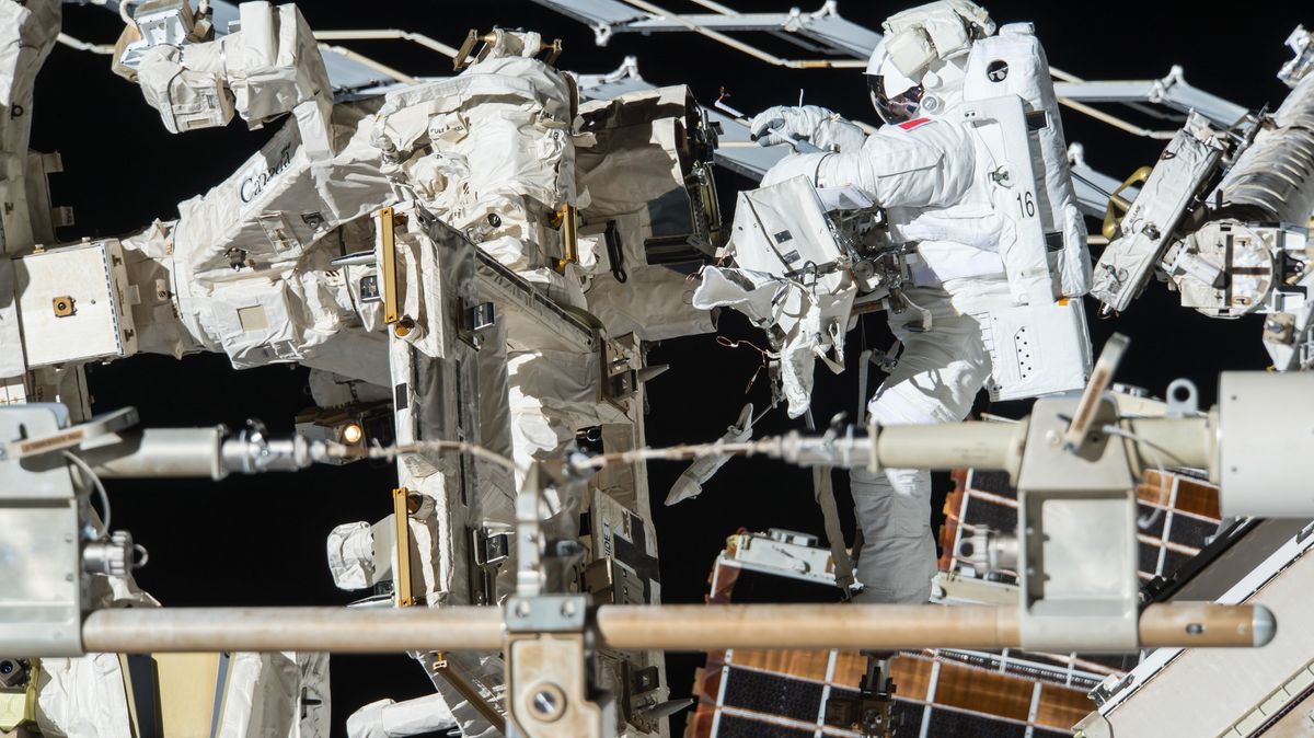 Amazing Earth Views Captured Behind Spacewalking Astronaut (Video) | Space
