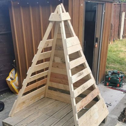 Clever mum saved £200 creating a teepee for daughter out of old pallets ...