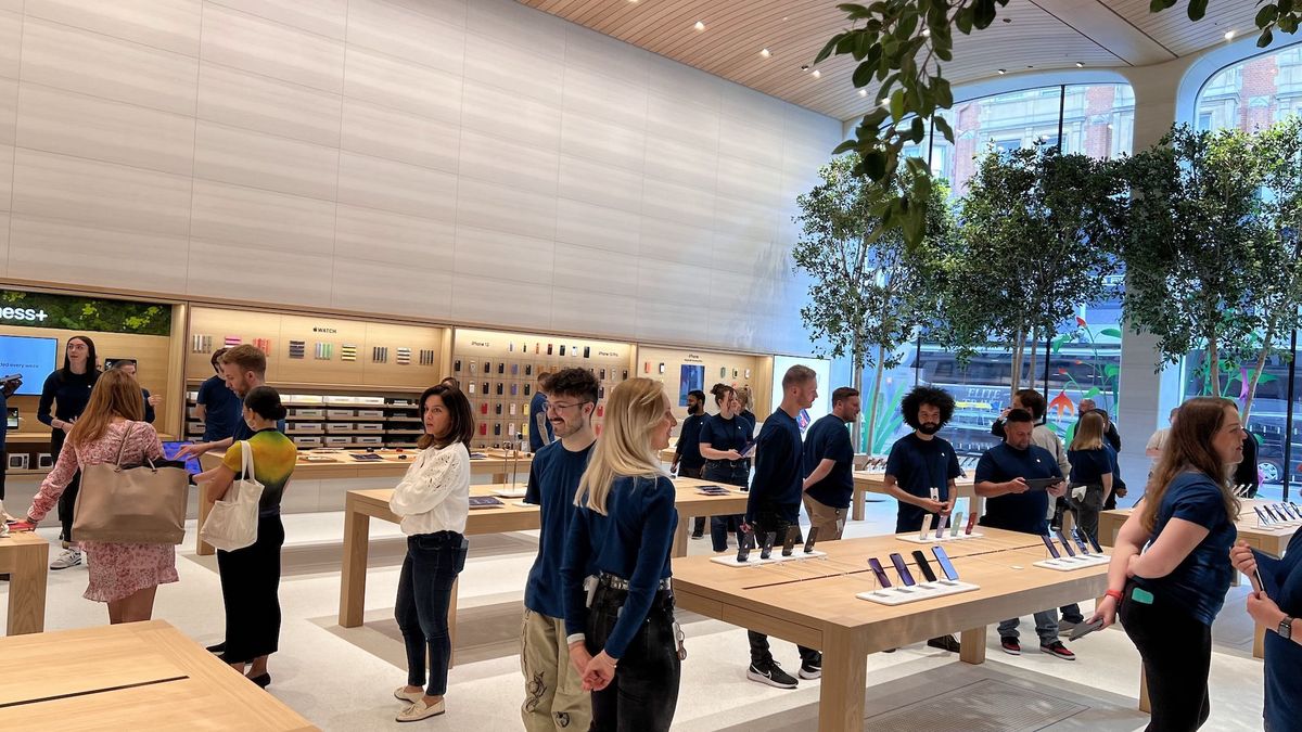A sneak-peek inside the new Apple Store in London’s posh Knightsbridge ...