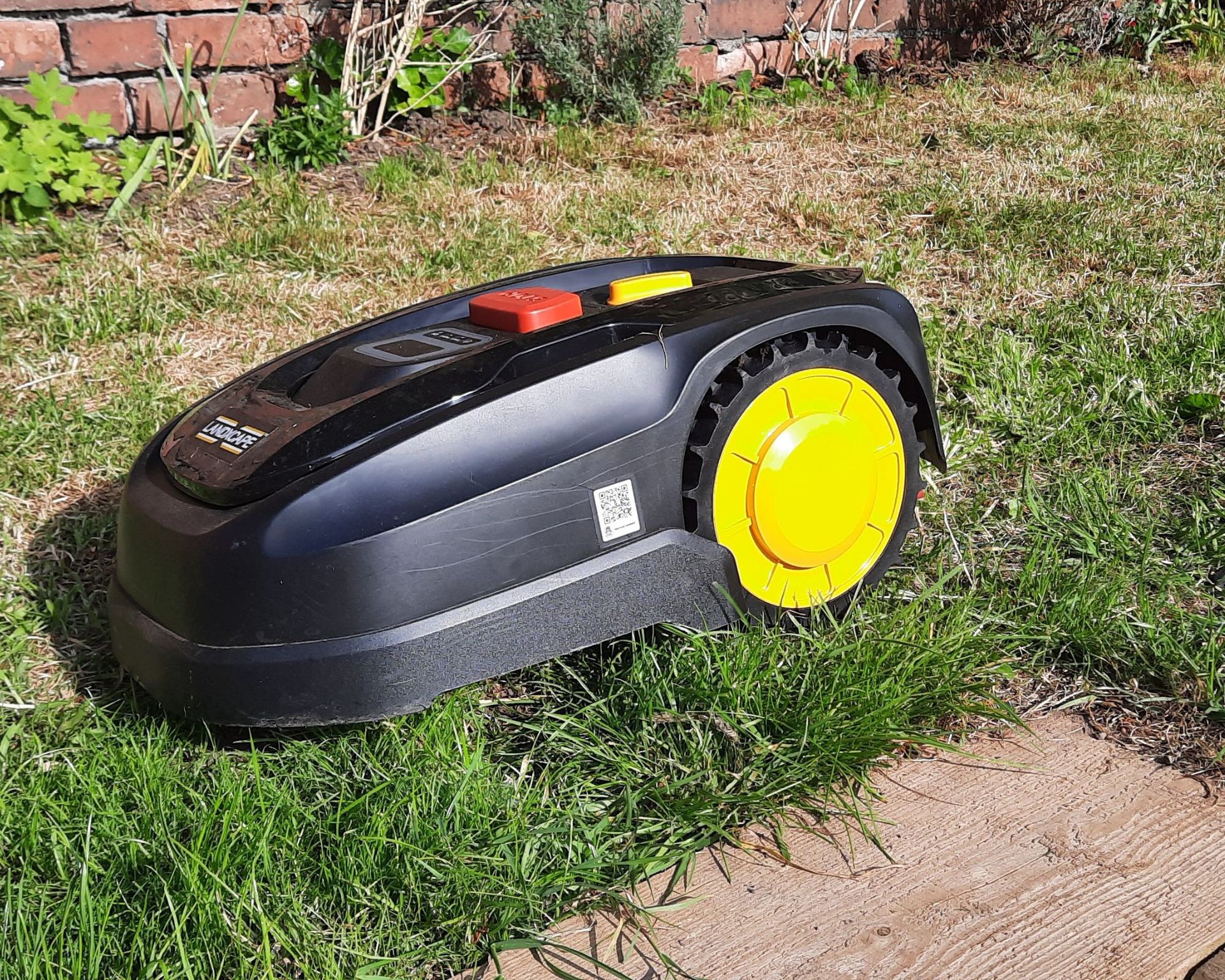 Landxcape LX796 robotic lawn mower review | Gardeningetc