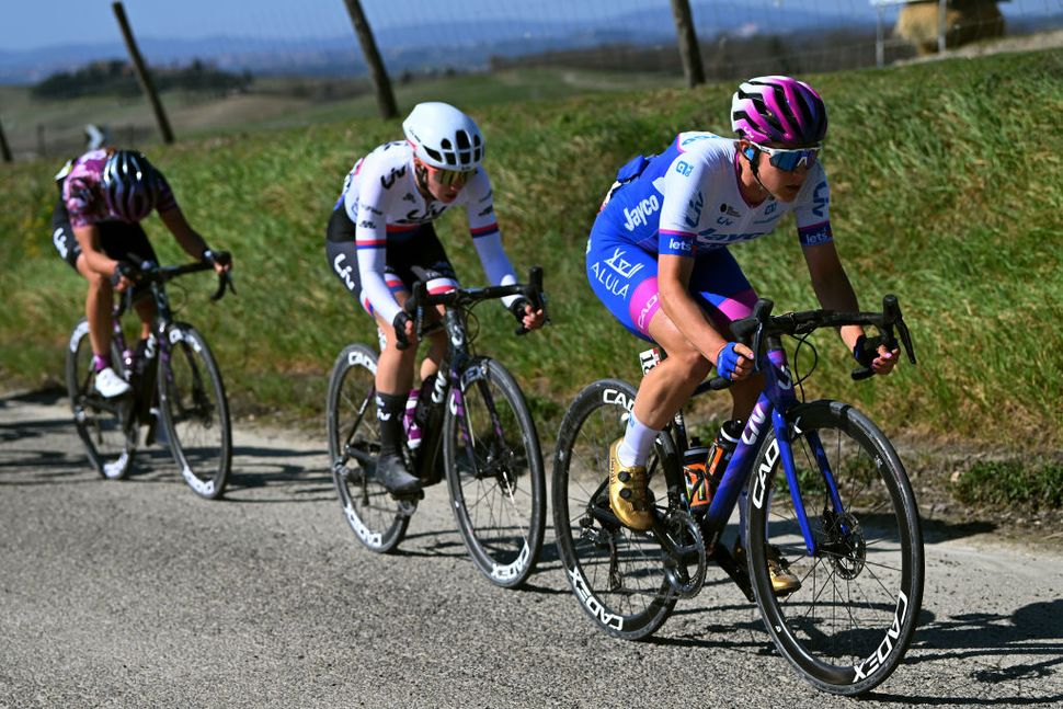 Demi Vollering avoids a horse to take photo-finish win at Strade ...