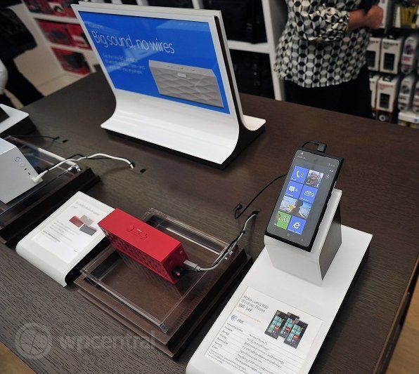 Microsoft opens their new retail Store in New York to a cheering crowd ...