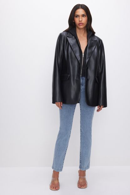 Emily Ratajkowski's Rainy Day Outfit Includes a Viral Styling Trick ...