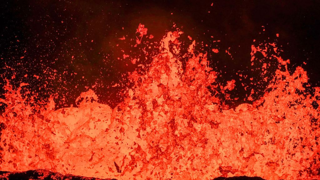 Breathtaking photos show wall of lava erupting from volcano on Iceland ...
