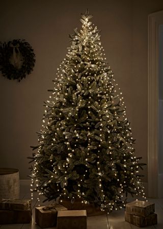 6 Christmas Tree Lighting Hacks for an Enviable Festive Glow | Livingetc