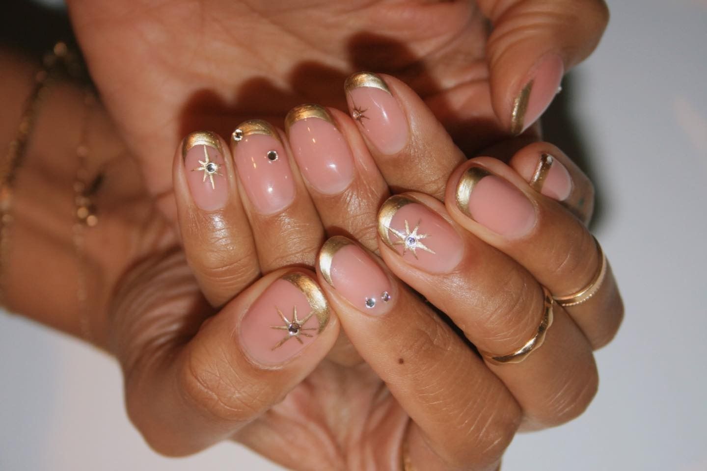 17 Gold Nail Ideas That Always Look Chic, From Manicurists | Who What Wear