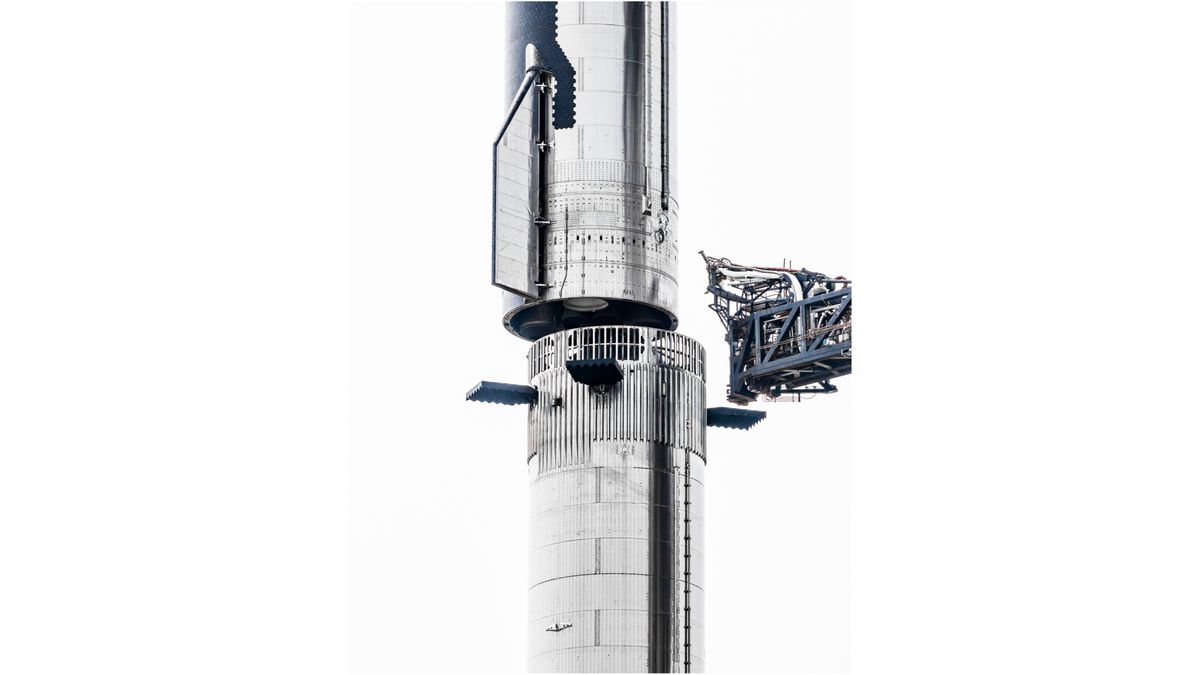 SpaceX stacks Starship megarocket ahead of 4th test flight (video ...