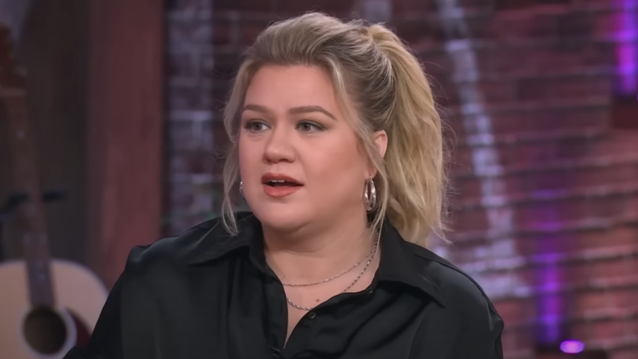 Kelly Clarkson Recalls The Time She Was Nearly Involved In An Epic ...