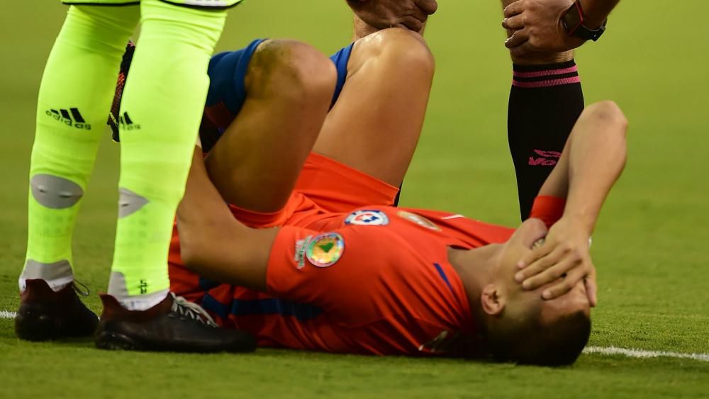 Sanchez reveals gruesome update of ankle injury | FourFourTwo