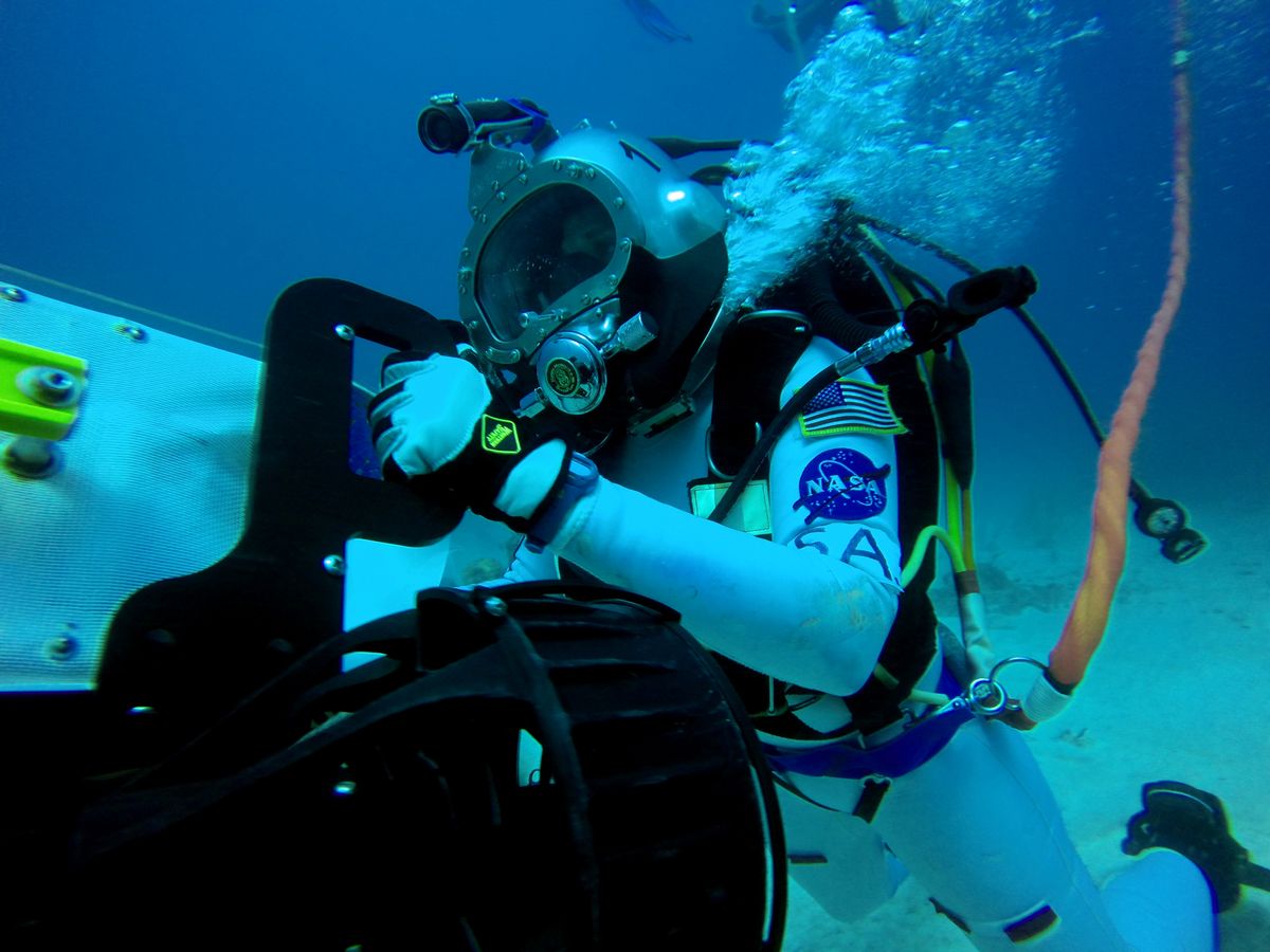 Astronauts Test Virtual-Reality Headset for Space On Ocean Floor | Space