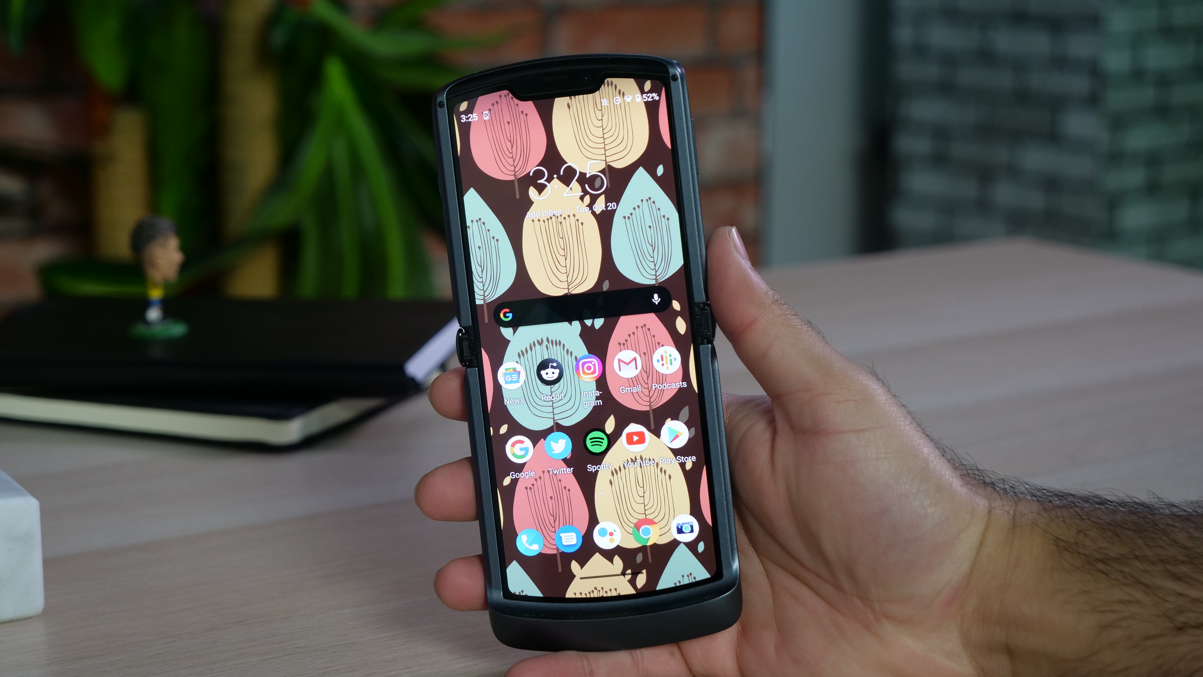 Motorola Foldable Phone Patent Shows A Reverse Razr With An Outer