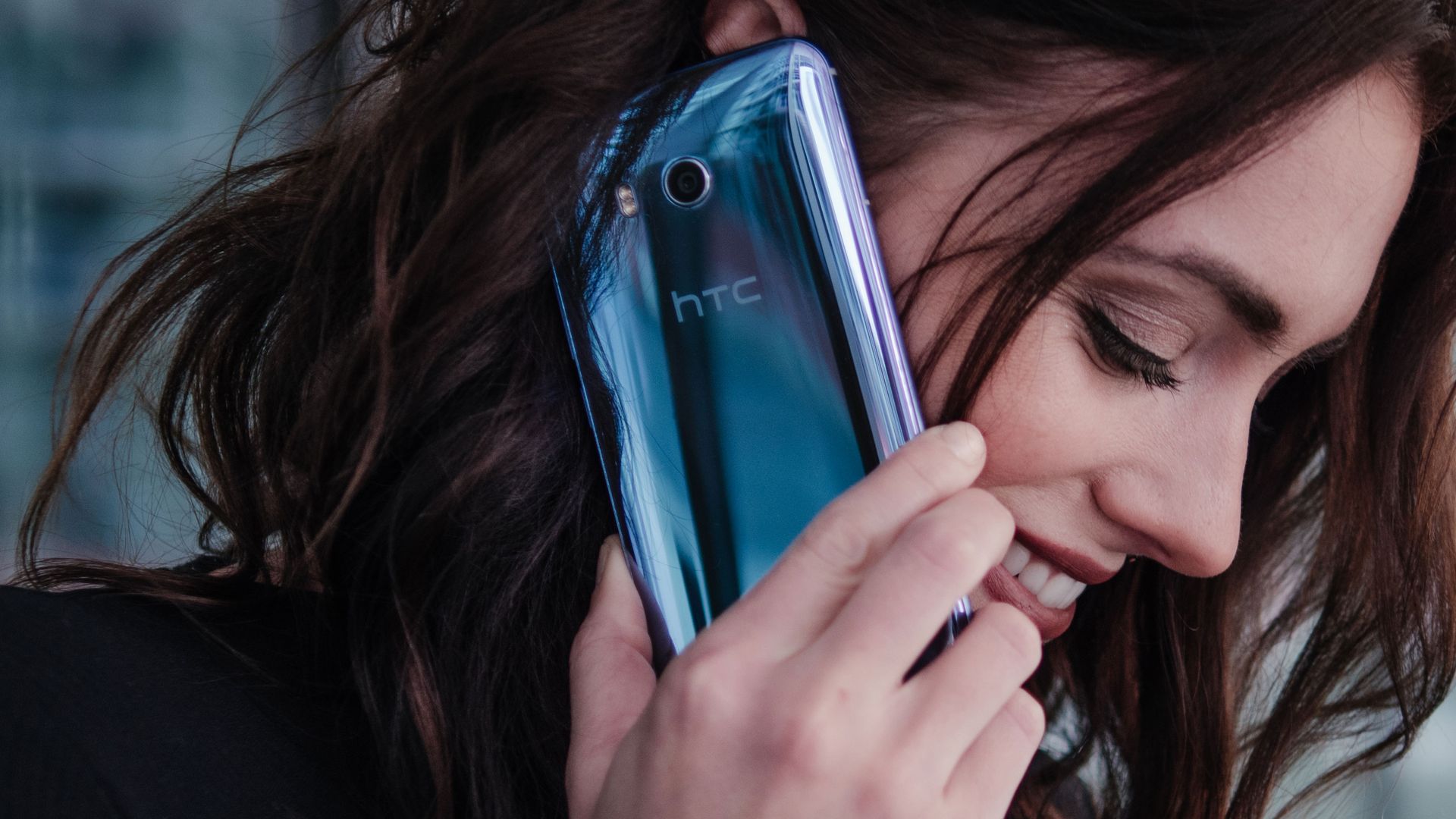 HTC U11 vs iPhone 7: the squeezable smartphone takes on Apple's icon ...