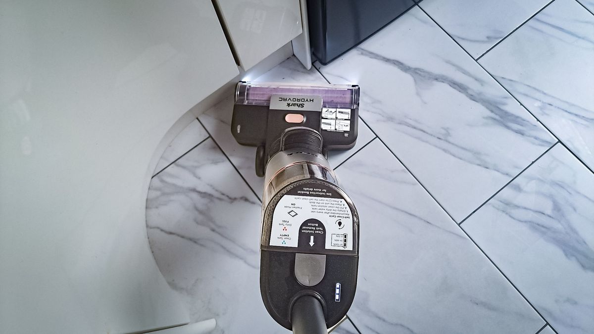 Shark HydroVac MessMaster Wet Dry Cordless Floor Cleaner review | Tom's ...