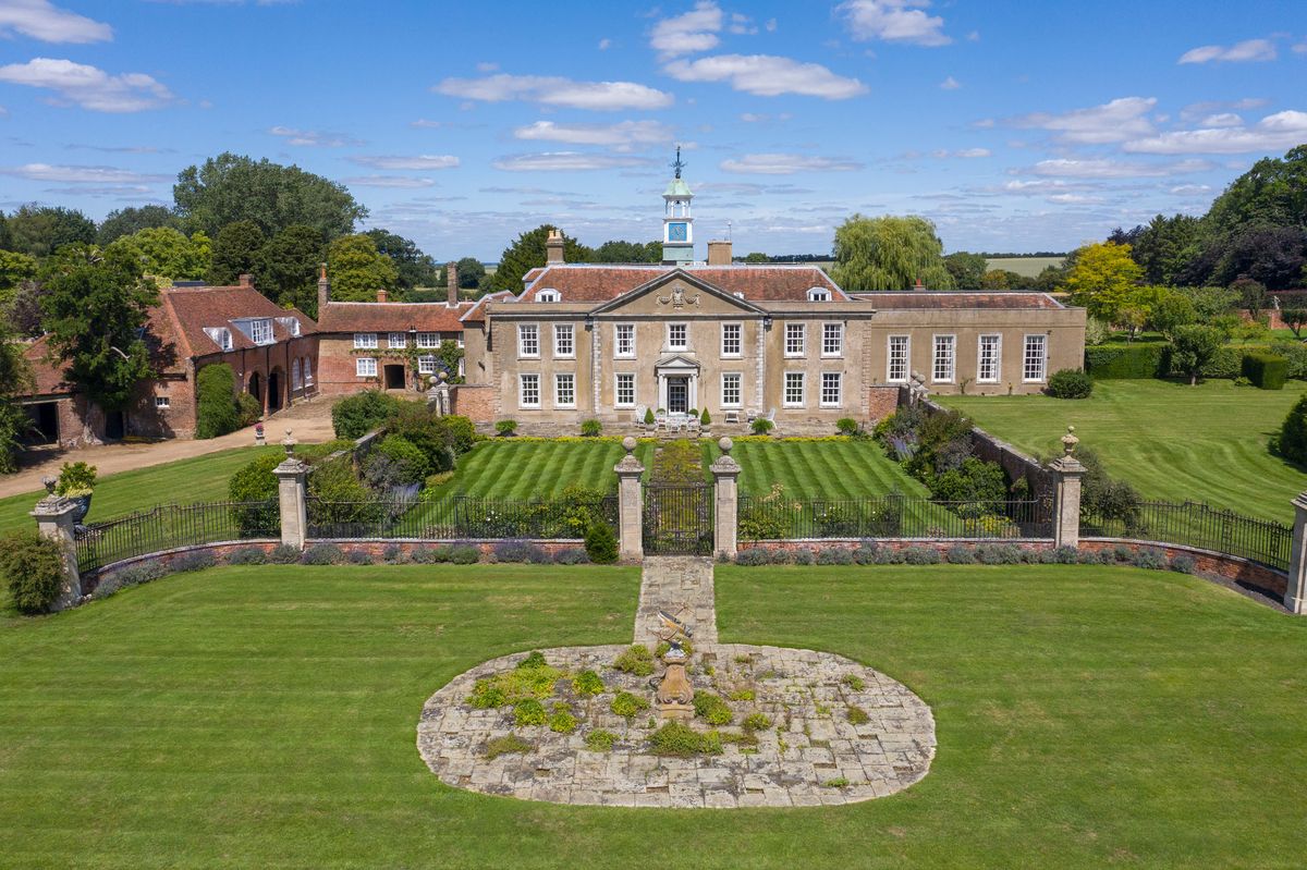 A fabulous Hertfordshire country house with a swimming pool that's like ...