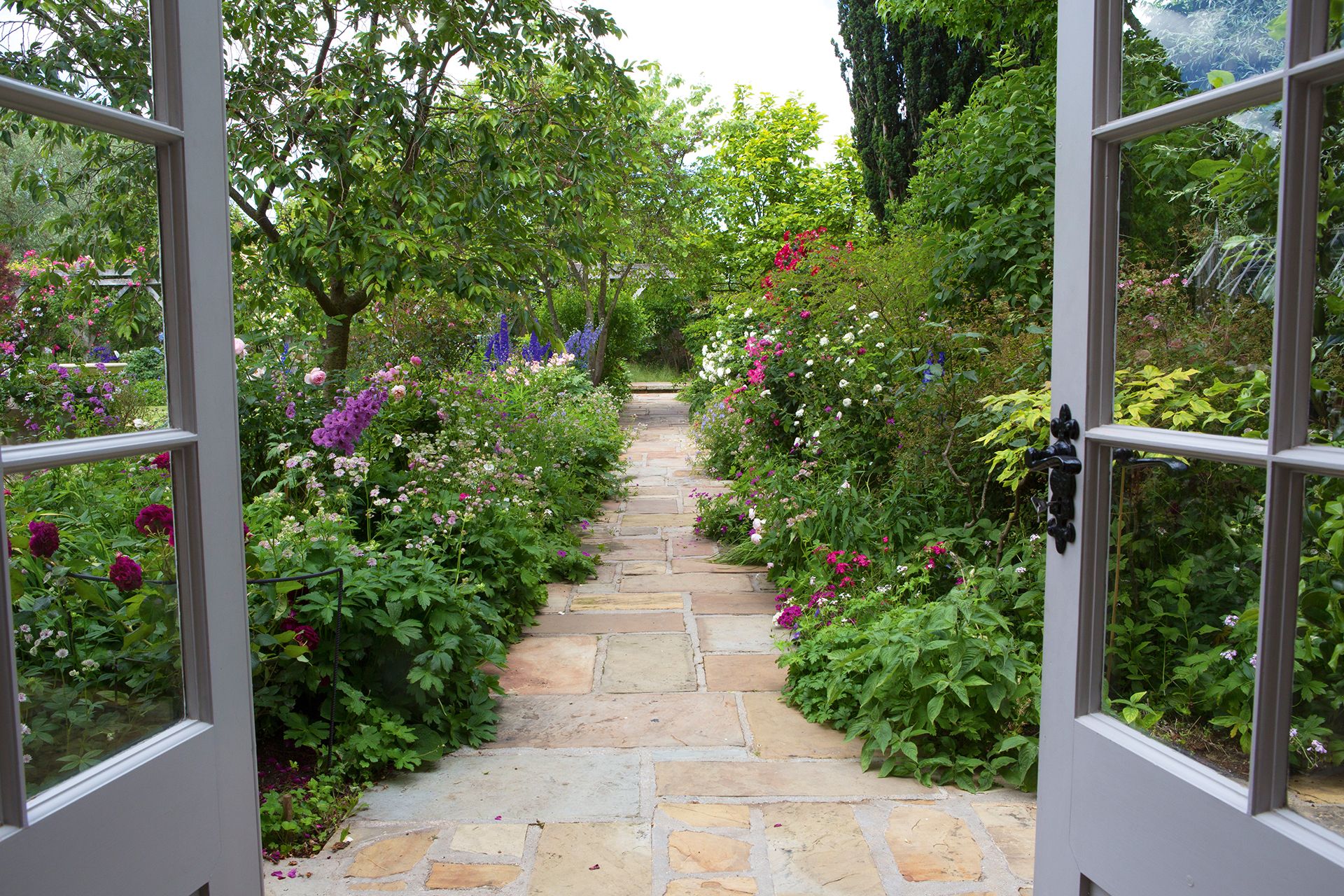 Cottage backyard ideas: for a rural, rustic garden | Homes and Gardens