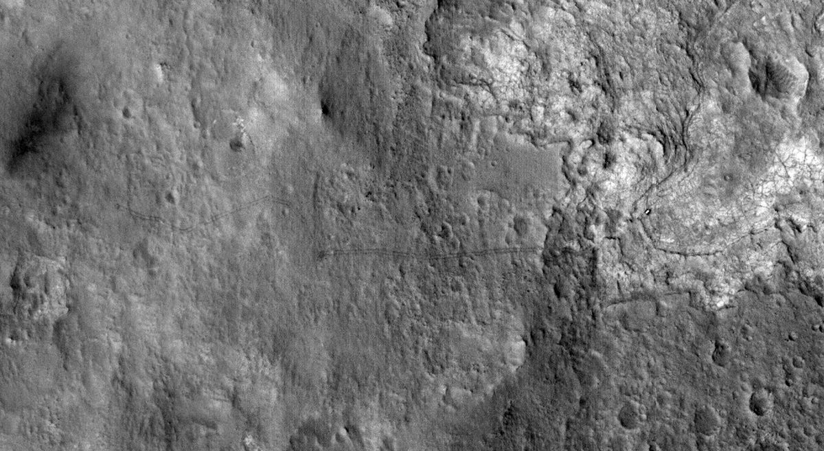 Mars Rover Curiosity's Tracks Spied From Space | Space