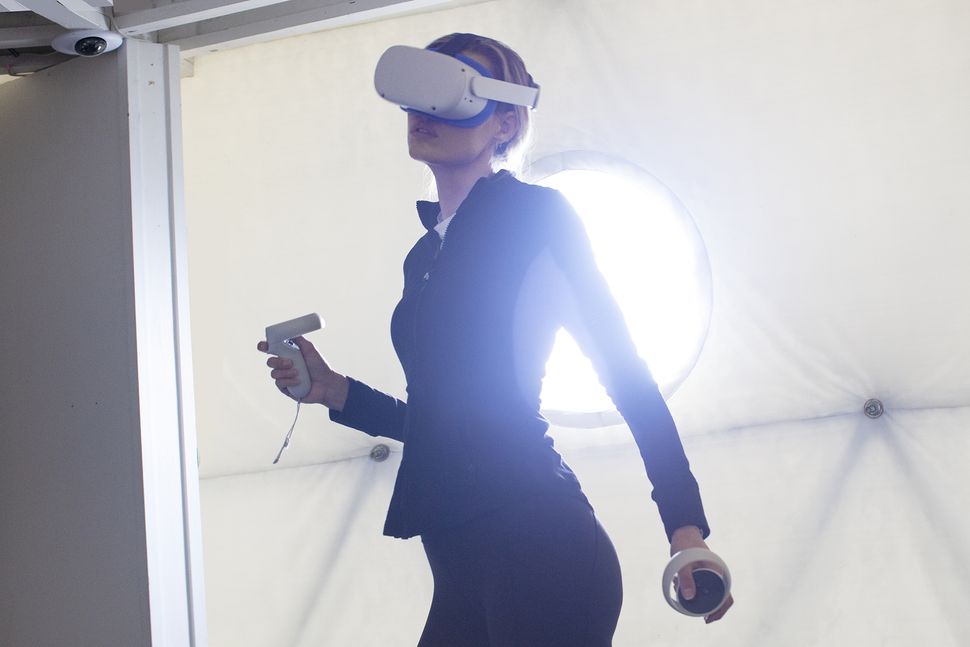 Virtual reality and creativity help the crew escape their Martian ...