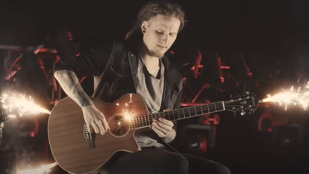 Watch Bernth Brodträger put fireworks in his guitar and set them off ...