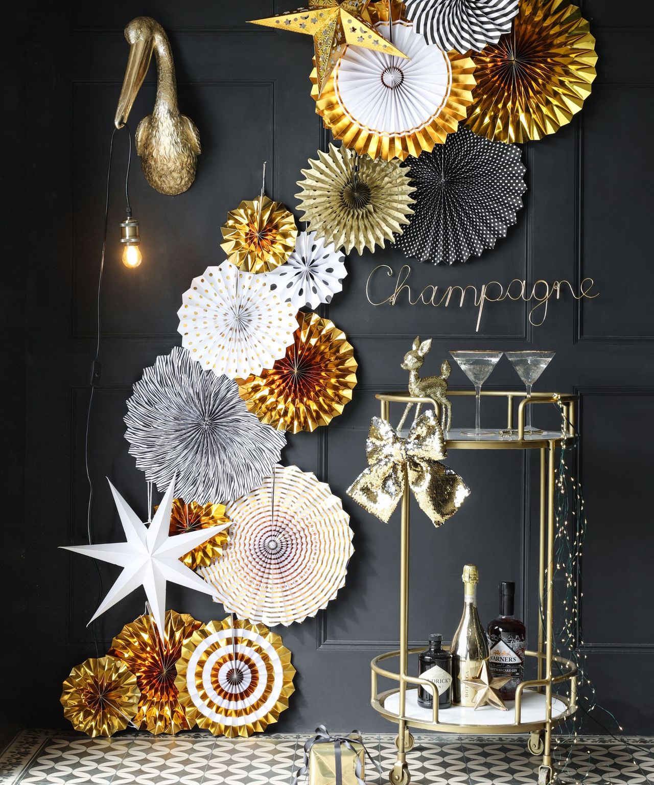 Christmas wall decor: 20 fabulous festive flourishes | Homes and Gardens