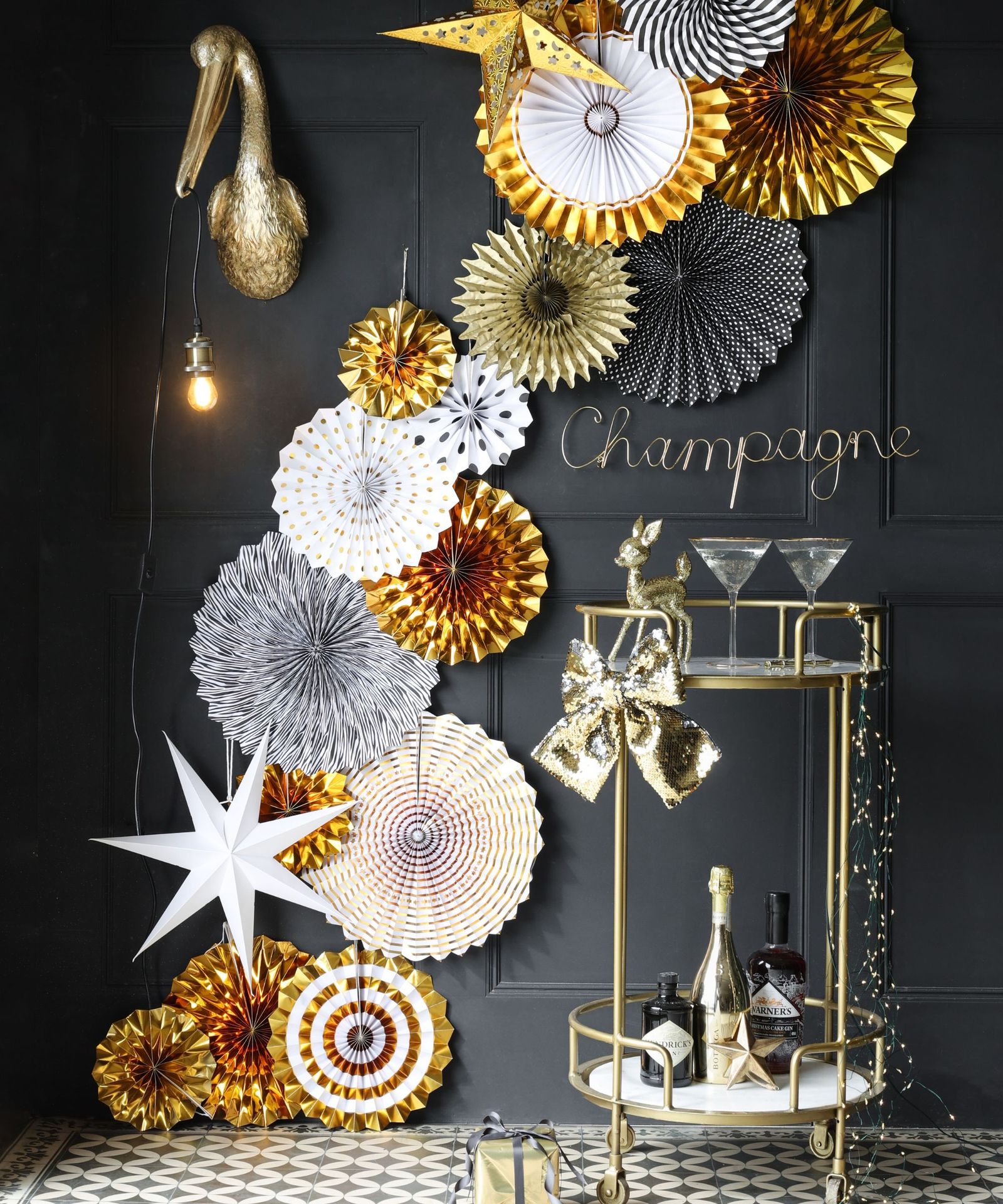Christmas wall decor: 20 fabulous festive flourishes | Homes and Gardens