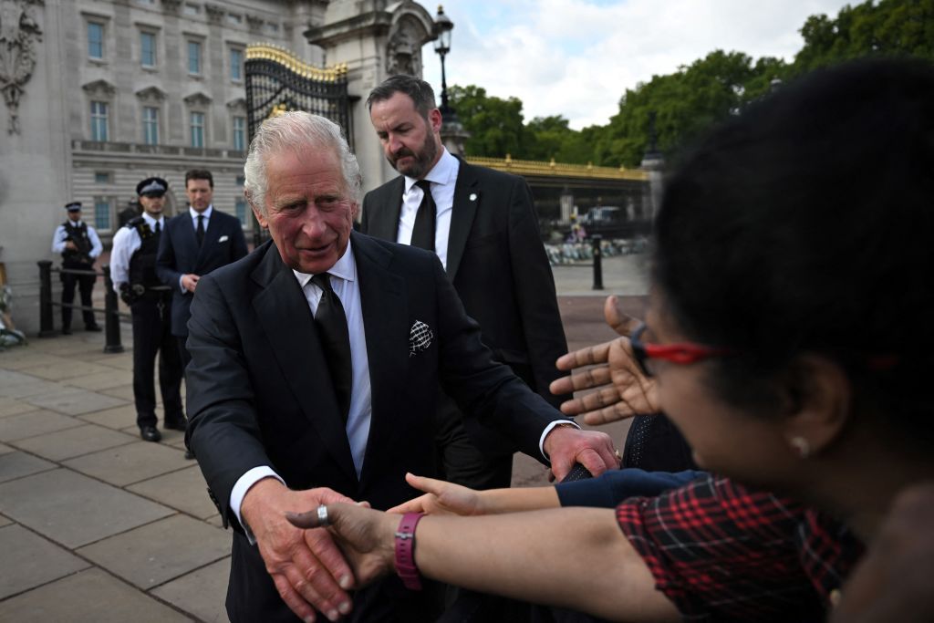 Watch Charles greet Buckingham Palace crowd for the 1st time as king ...