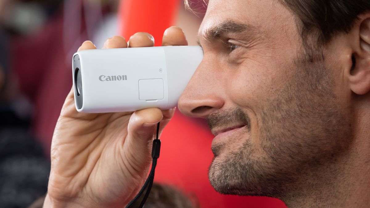 Canon PowerShot Zoom: a pocket camera crossed with an 800mm telescope ...