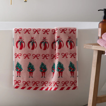 Why to buy Christmas bath towels - the new festive must-have | Ideal Home