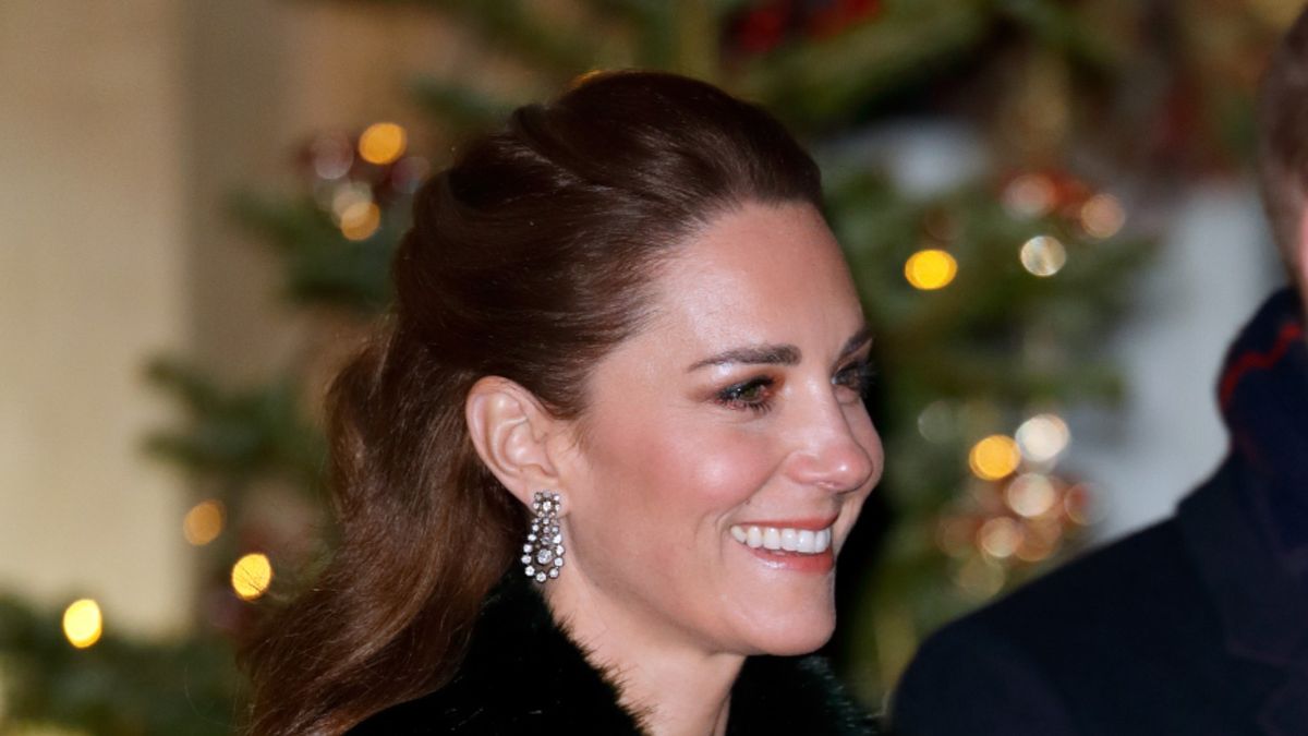 Kate Middleton decorates Christmas tree at Westminster wearing the ...