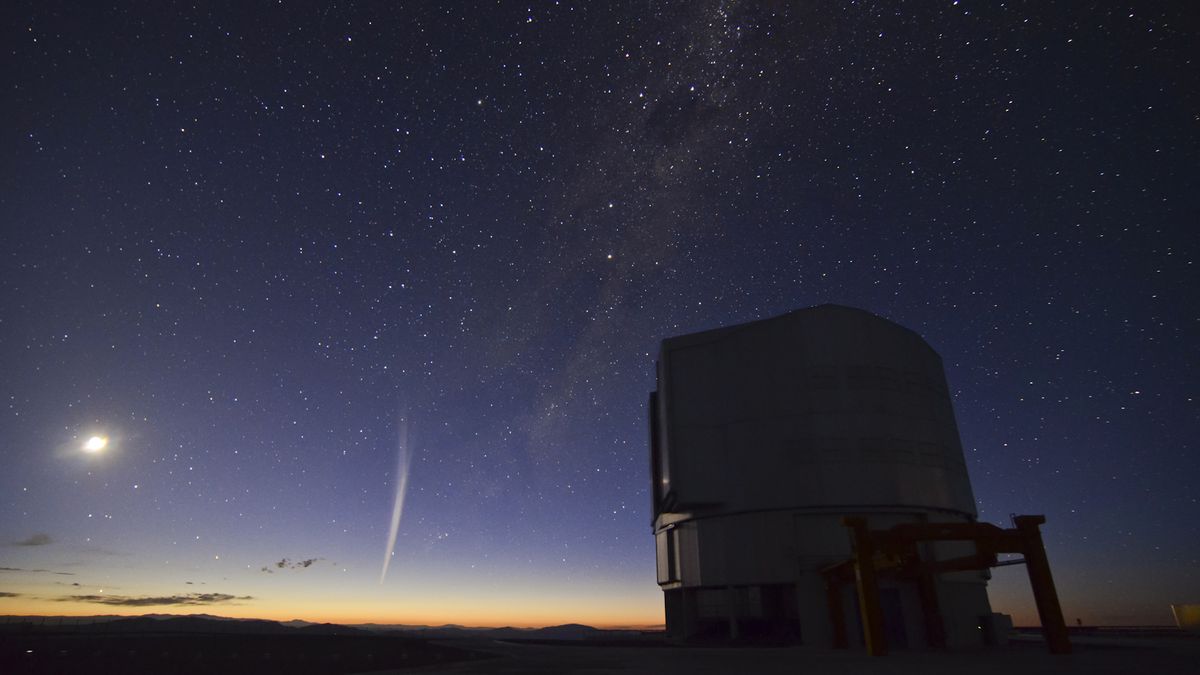 Death-Defying Comet: Photos of Comet Lovejoy's Dive Through Sun | Space
