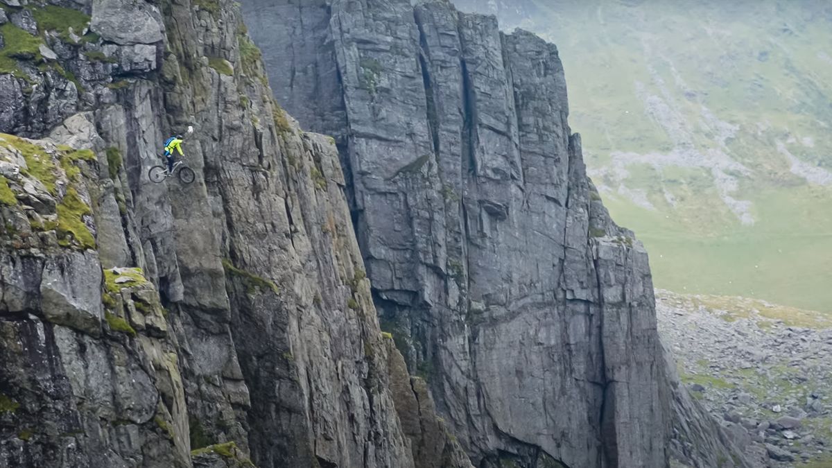 Adventure seeker BASE jumps with his mountain bike off 250m Snowdon ...