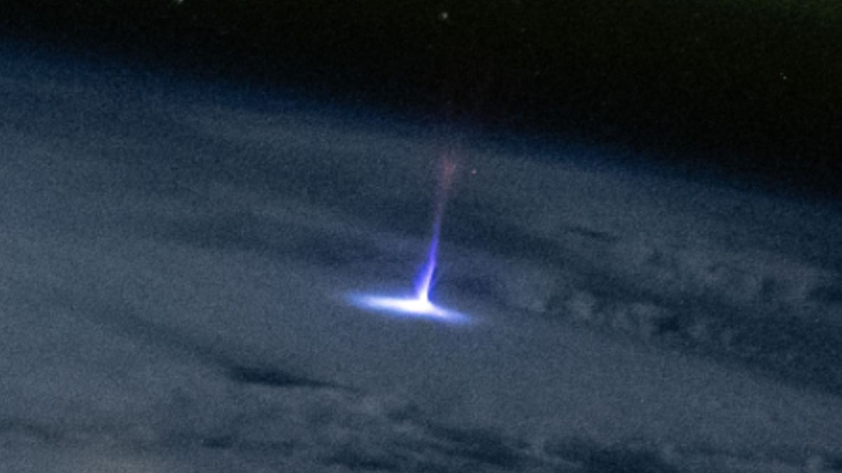 Spectacular photo taken from ISS shows 'gigantic jet' of upward ...