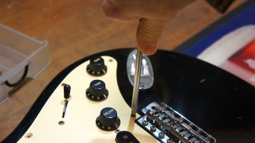 How to mod your Strat to sound like a Tele with a 7-way circuit ...
