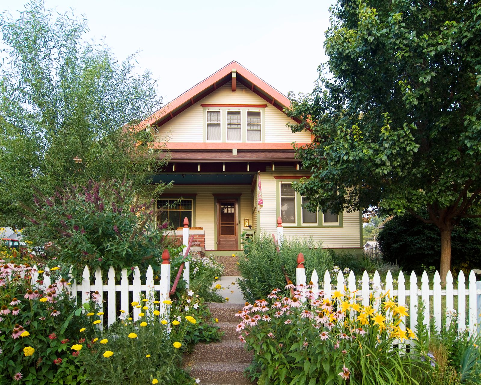 Low-Maintenance Front Yard Landscaping For Lazy Gardeners | Gardening ...