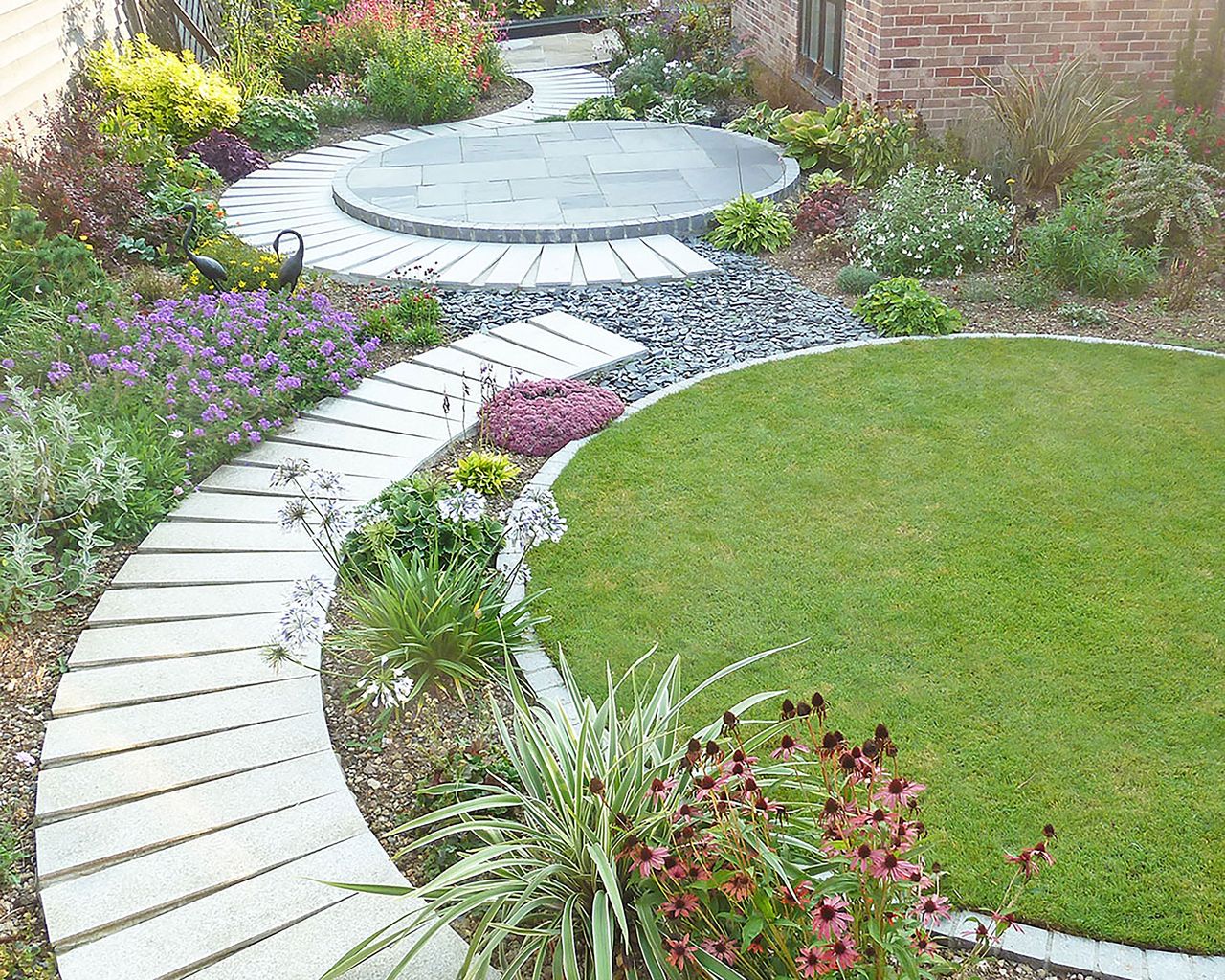 Circular patio ideas: 14 ways to create a round seating area | Gardeningetc