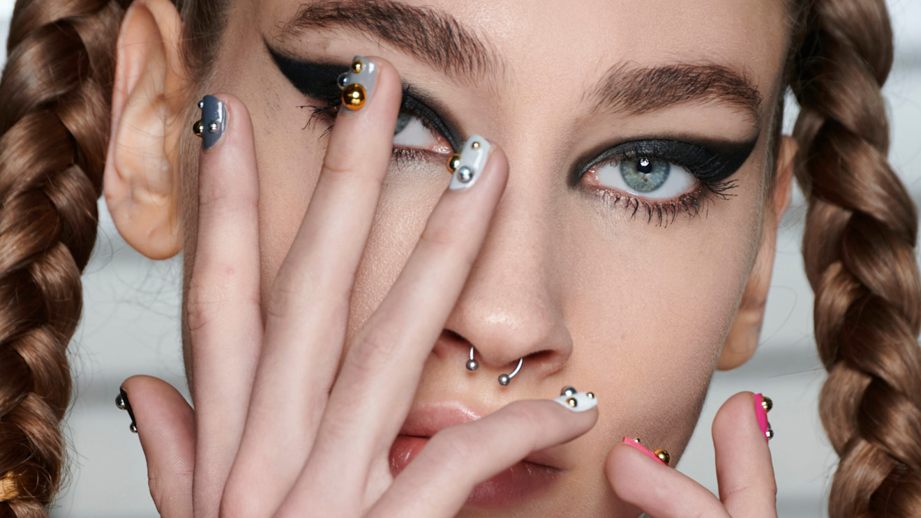 The Nail Crown Trend Is 2025's Most Expensive-Looking Manicure | Marie ...