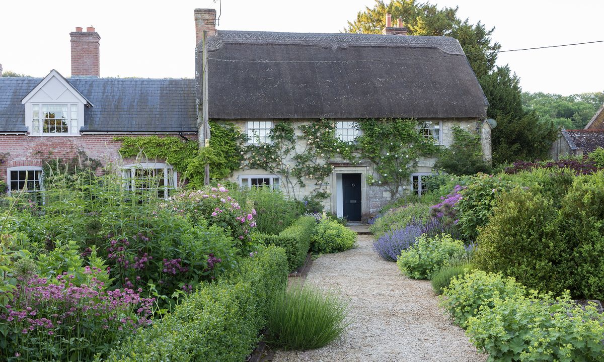 A Wiltshire garden with form and flair | Homes and Gardens