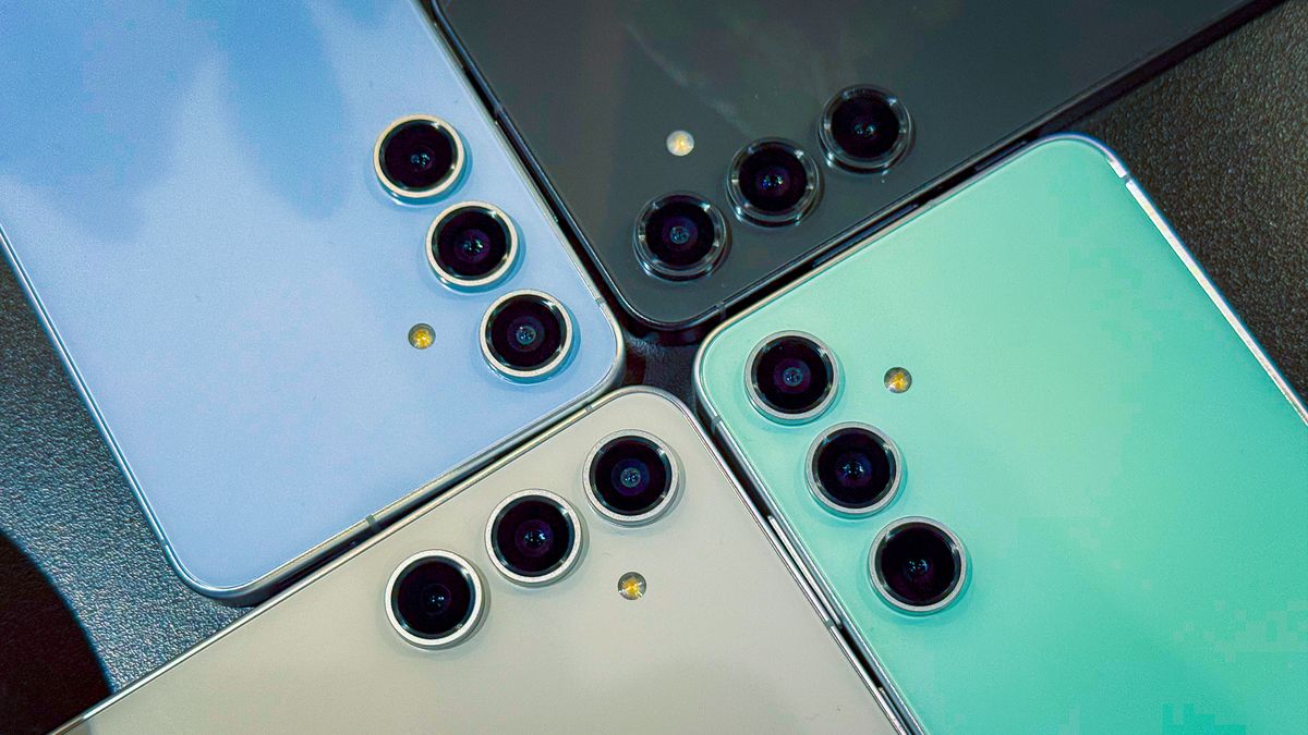 Hands-on Samsung Galaxy Z Flip 7 FE review: the case of the missing ...