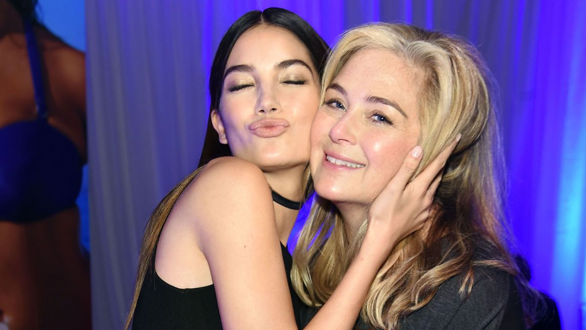 Editor of Sports Illustrated's Swimsuit Issue Posed in a Bikini to ...