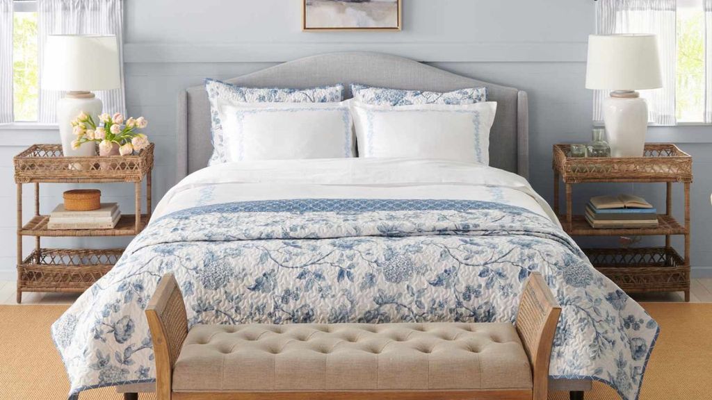 Too light, too dark, too plain – bed sheet colors to avoid | Homes and ...