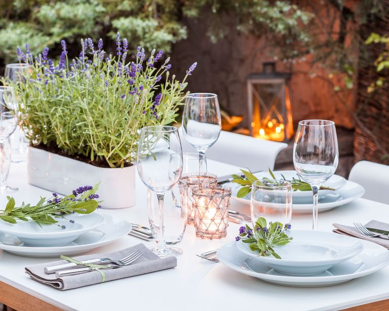 Outdoor table decorating ideas: 16 pretty looks to try | Gardeningetc