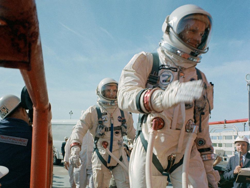 Neil Armstrong Dead At 82 First Man To Walk On Moon American Icon Space