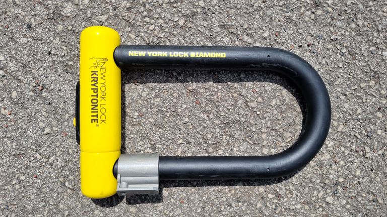 Kryptonite New York Lock Diamond D-lock review: Hefty, and claimed to ...