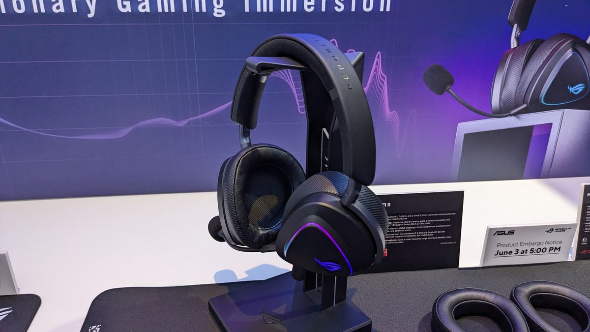 Asus's Azoth Extreme keyboard has a switch that changes its typing feel ...